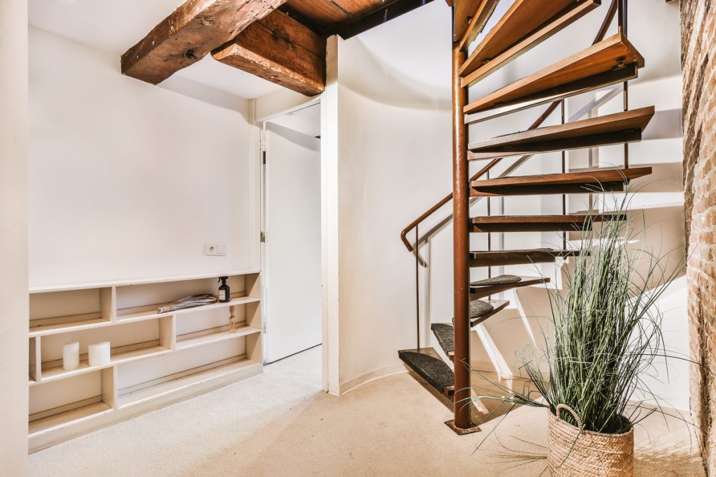 8 dicas de como transformar a decoração embaixo da escada